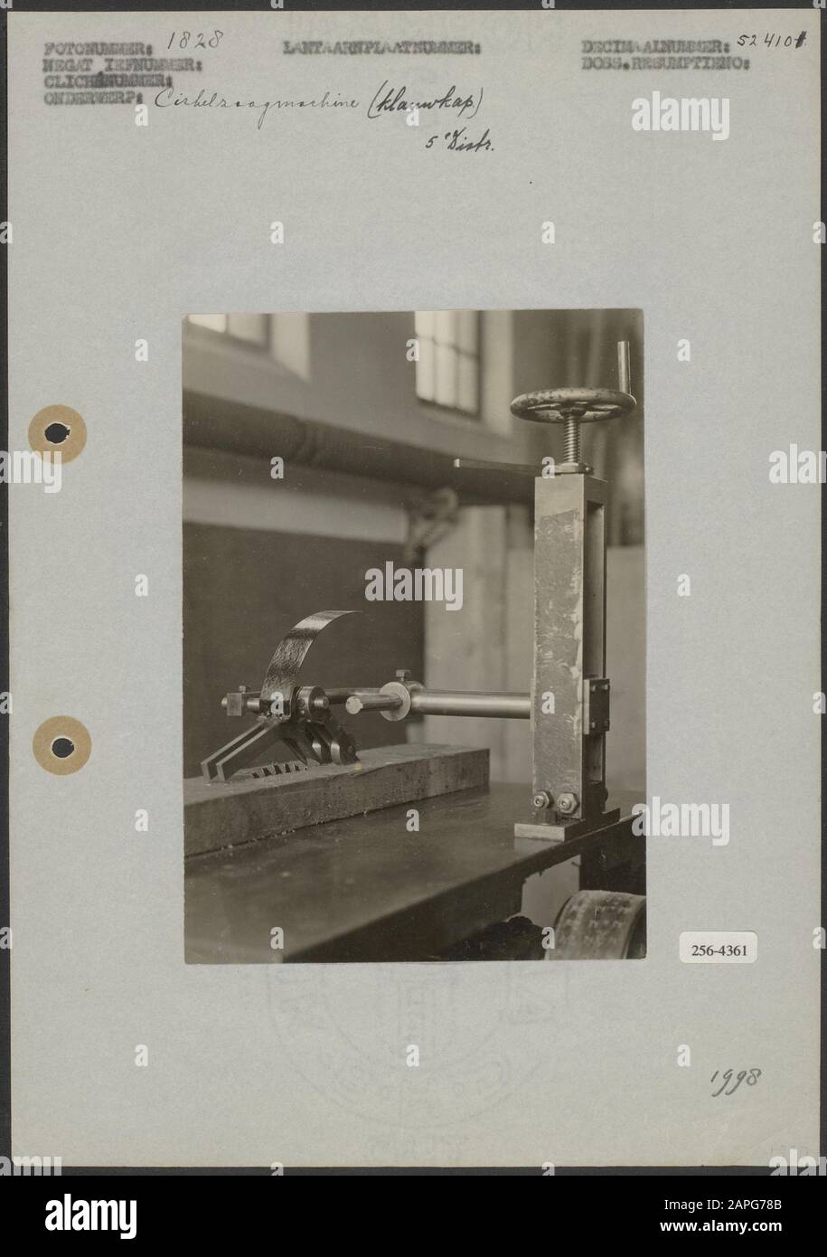 Saw the claw hi-res stock photography and images - Alamy