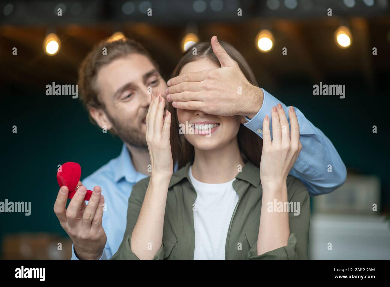 Man presenting engagement ring to the woman Stock Photo - Alamy