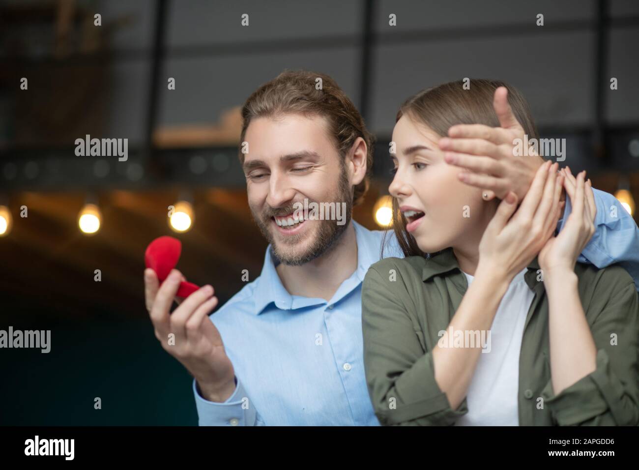 Man proposing cute girlfriend hi-res stock photography and images - Alamy