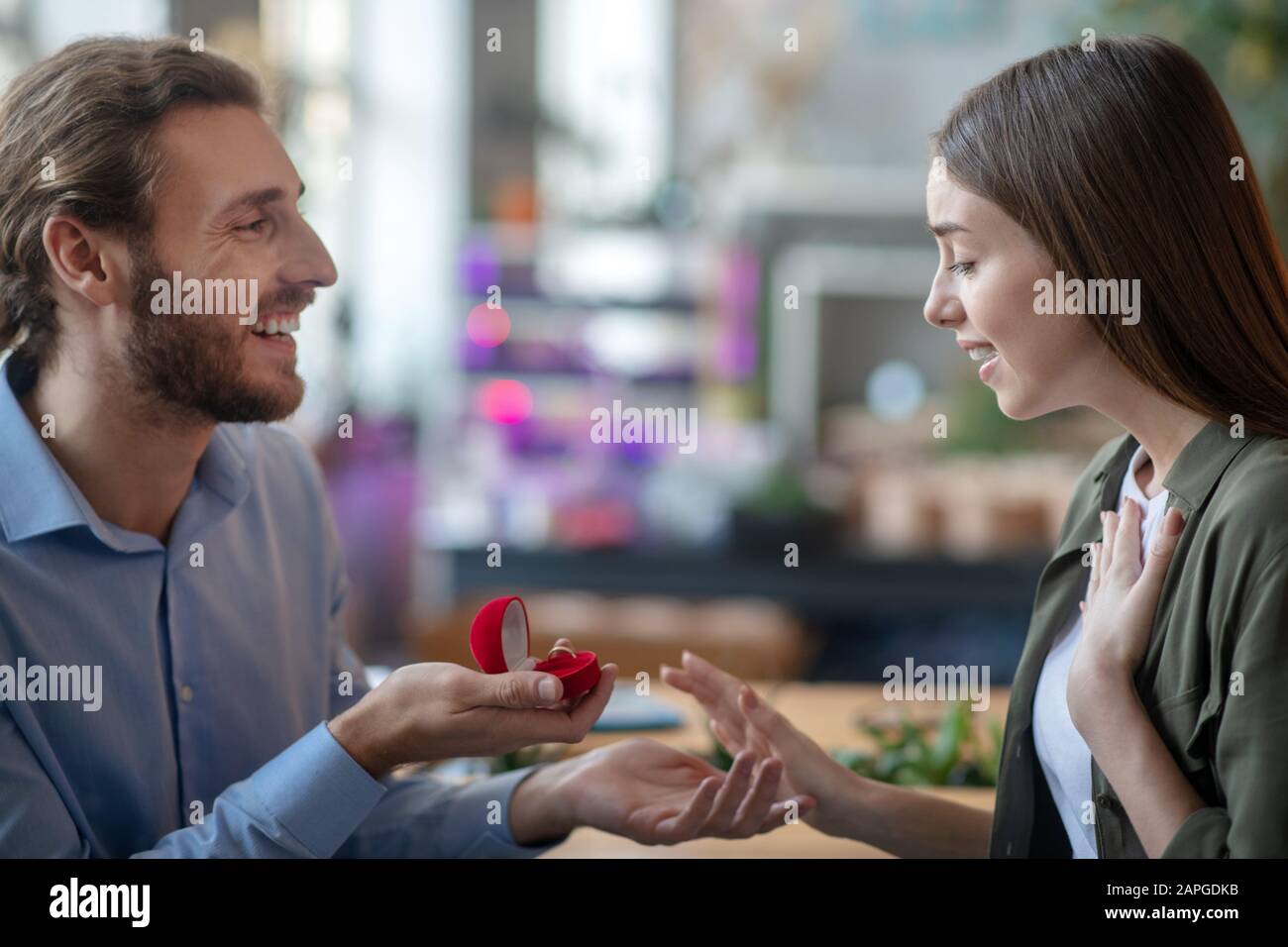 Man making a proposal to his girlfriend Stock Photo - Alamy