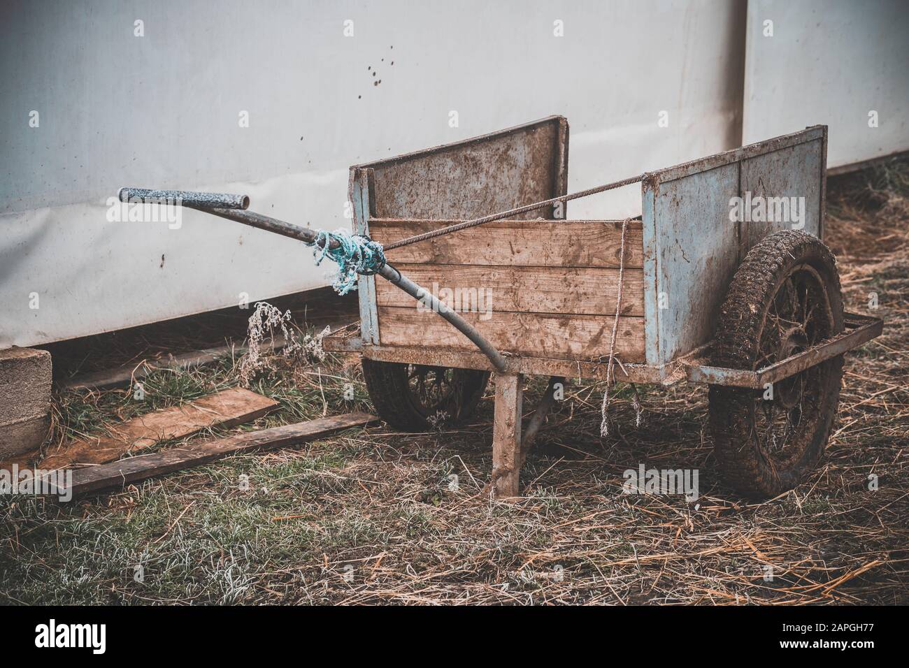Empty wooden wagon left on the field Stock Photo - Alamy