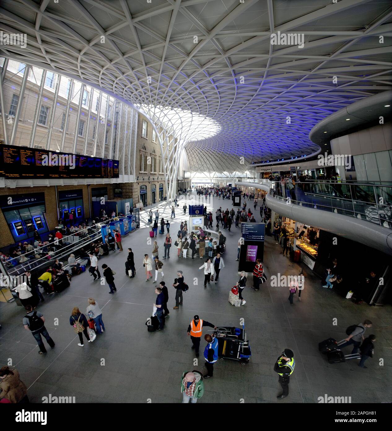 On concourse kings cross station hi-res stock photography and images ...