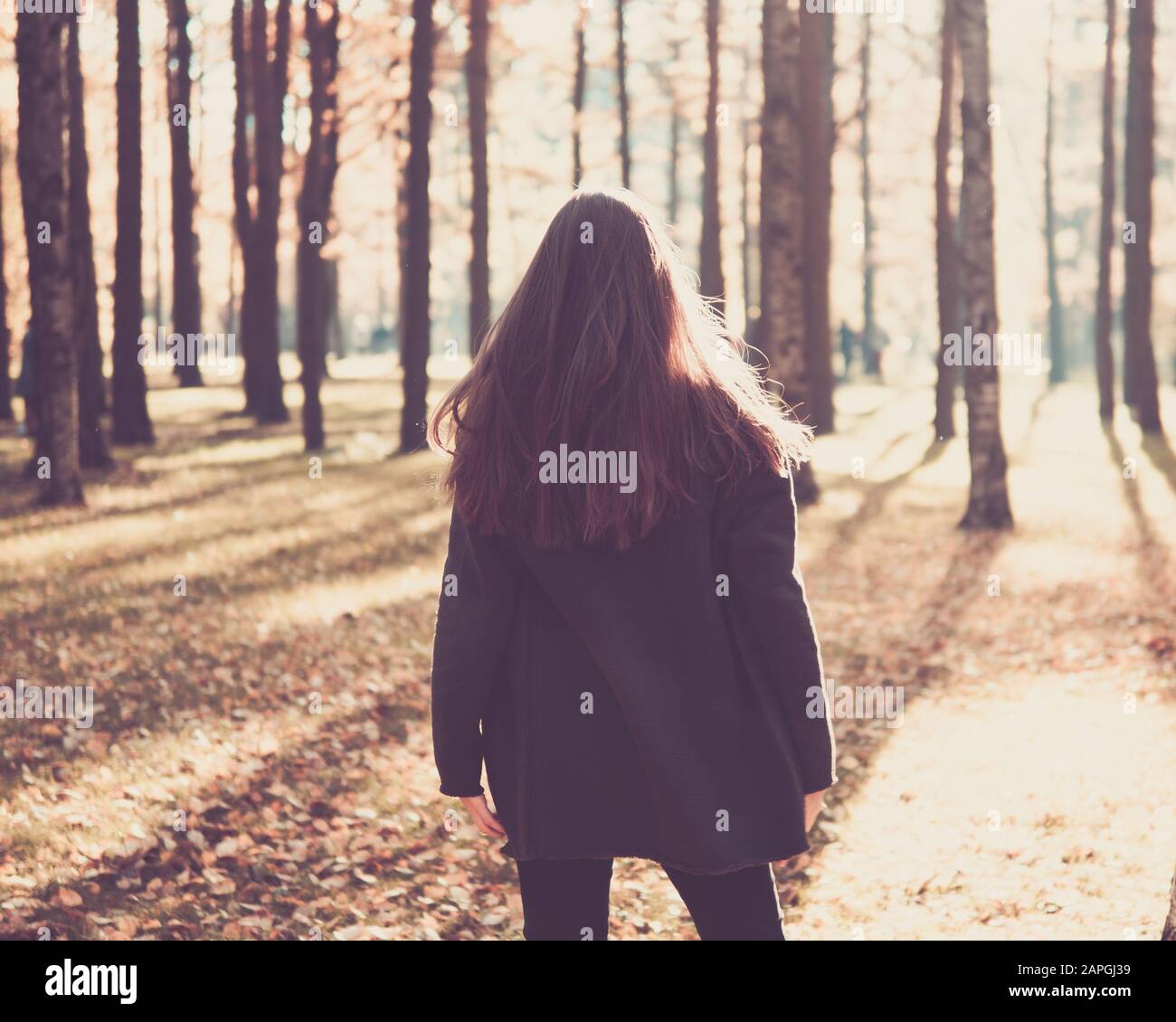 Girl standing in sun back to camera hi-res stock photography and images ...