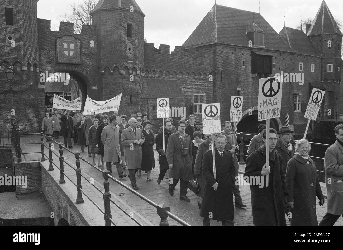 Nuclear disarmament 1960s hi-res stock photography and images - Alamy