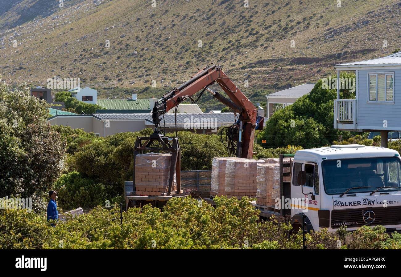 Lorry loaded with bricks hi-res stock photography and images - Alamy