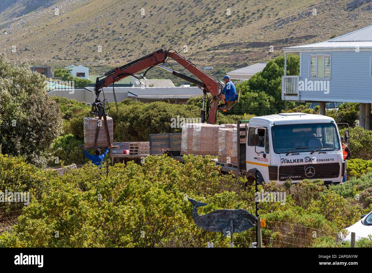 Lorry loaded with bricks hi-res stock photography and images - Alamy