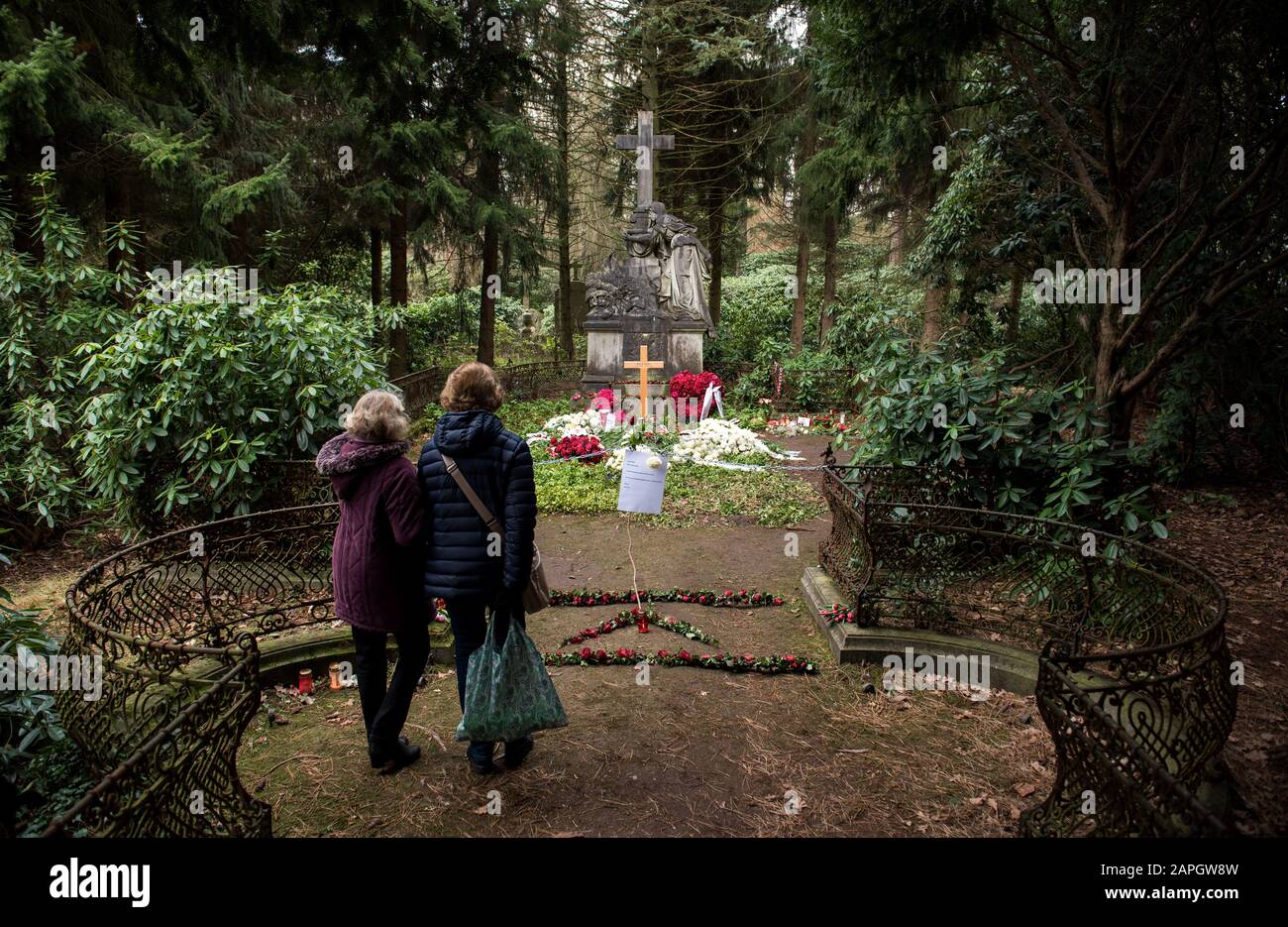 Hamburg, Germany. 23rd Jan, 2020. Two women visit the grave of the ...