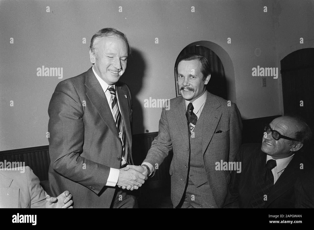 Kruizinga greets mario sanchez osorio hi-res stock photography and ...