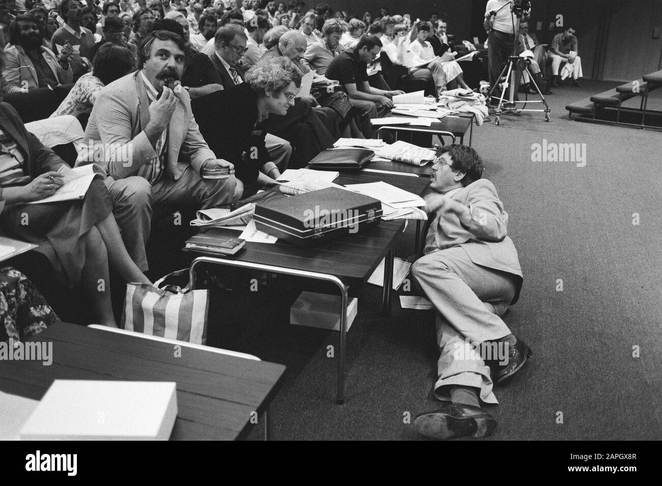 Congress PvdA in the RAI; mayor Bram Pepper is talking to Maarten van ...