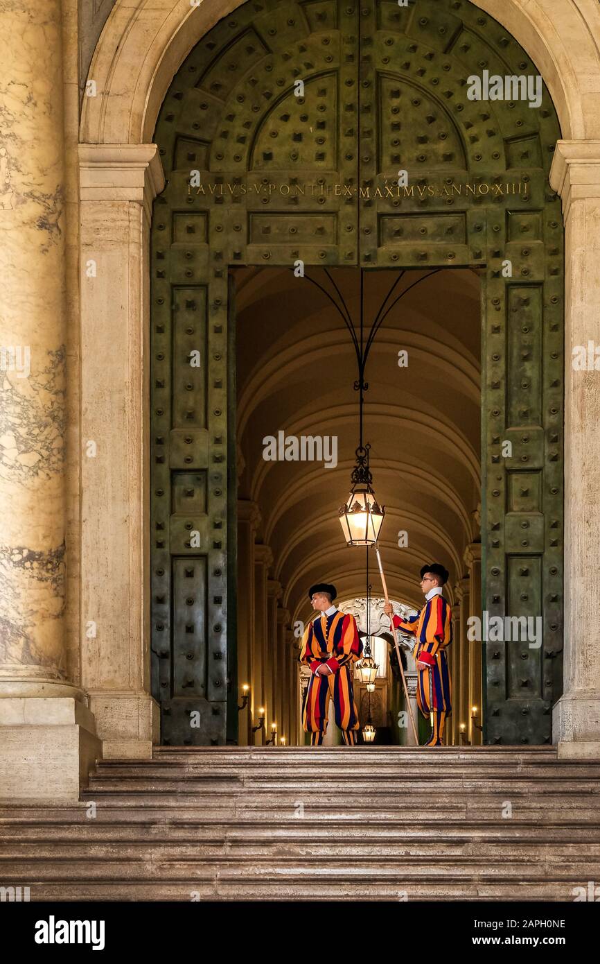 rome swiss guard Stock Photo - Alamy