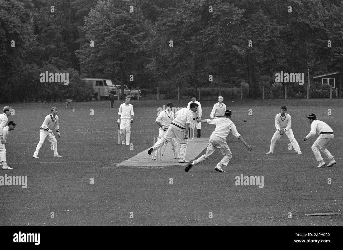 Cricket Haarlem versus HCC, v.l.n.r. Van Dok, bowler Van Arkel (HCC ...