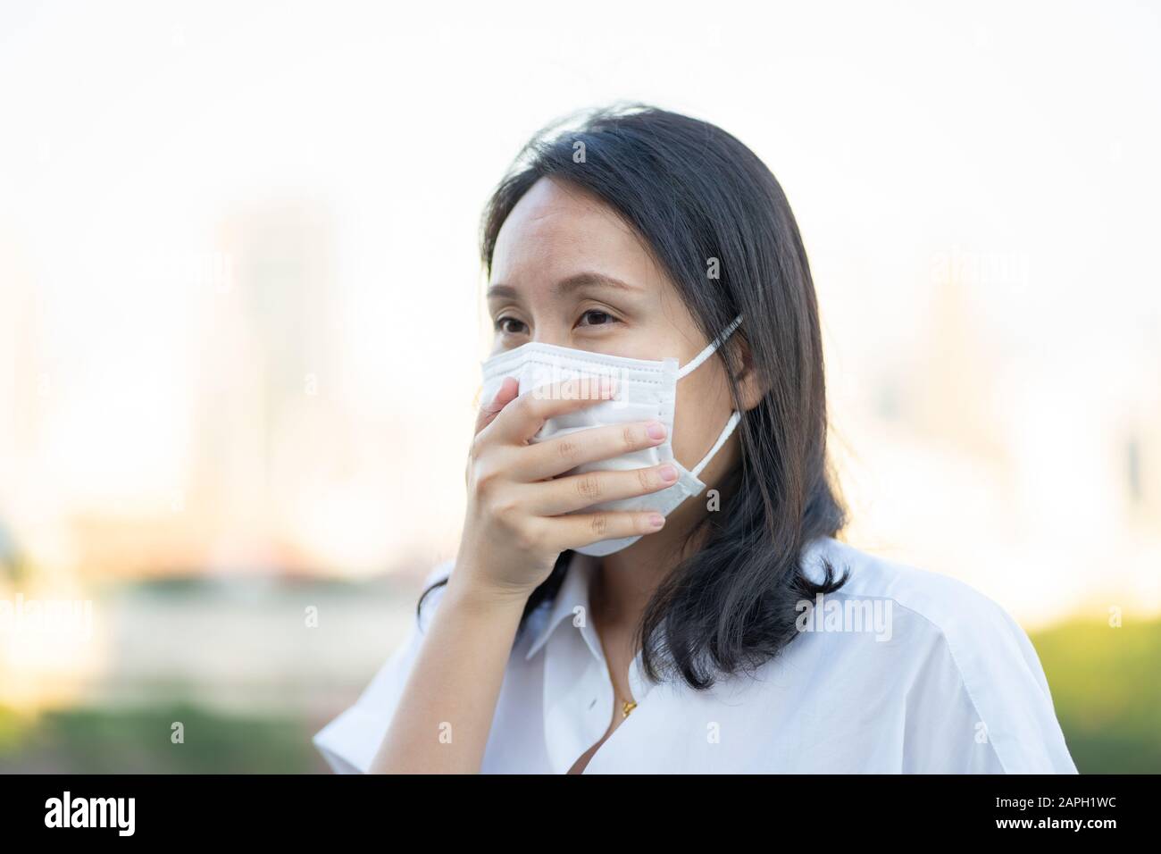Woman wearing face mask protect filter against air pollution (PM2.5) or ...