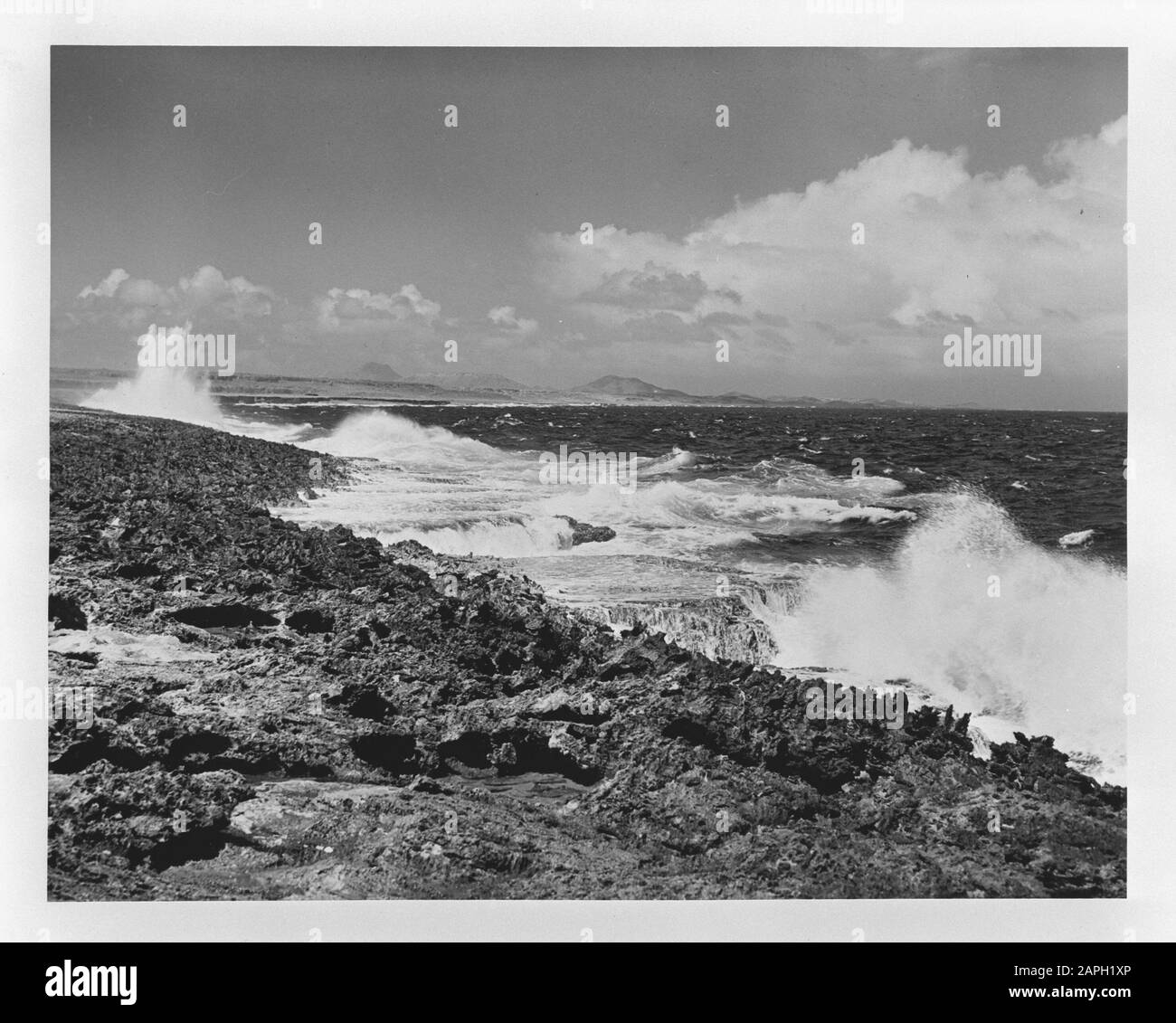 Wi [West Indies]/Anefo London series Description: Curaçao. Hato-coast ...