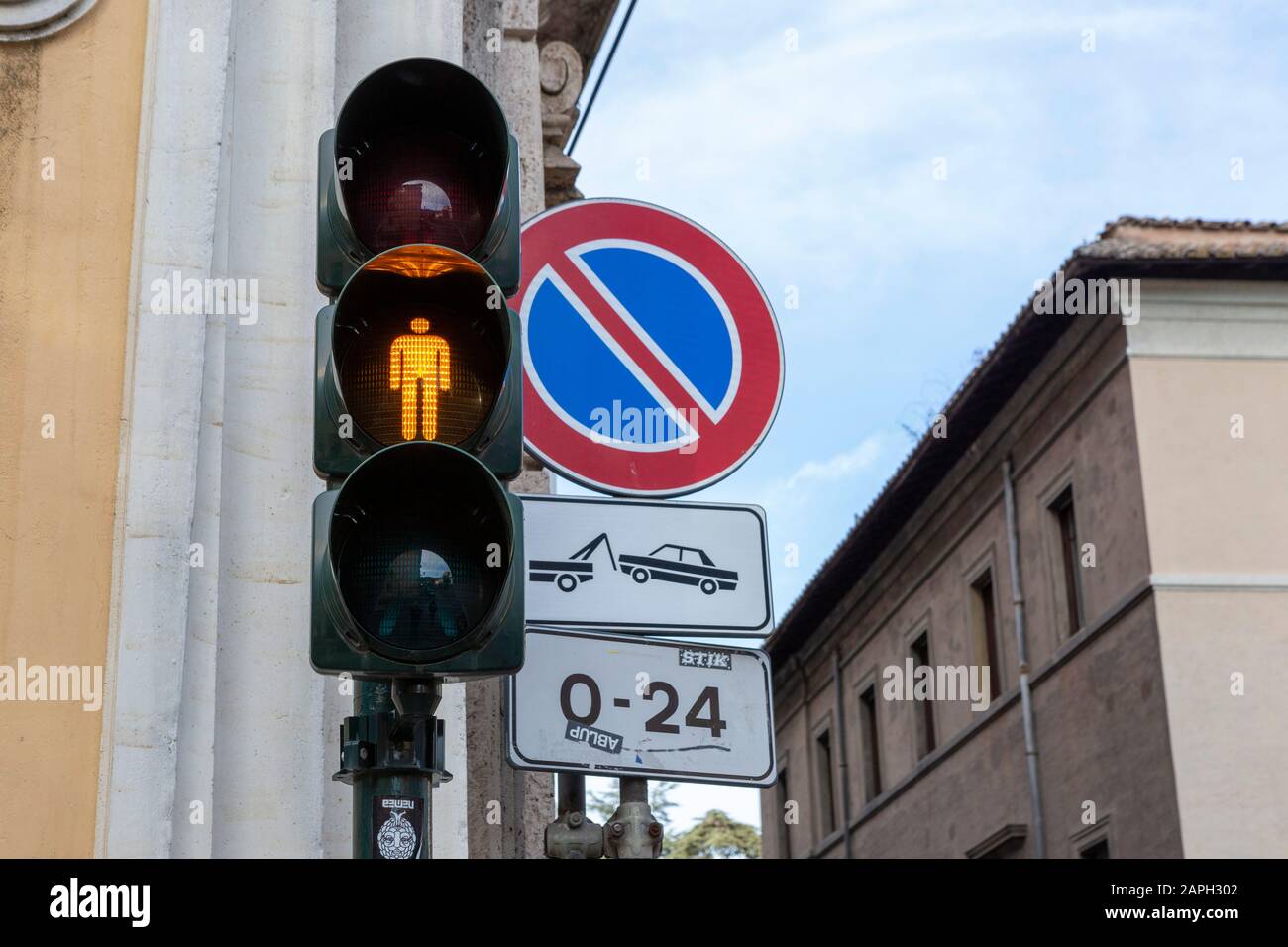 pedestrian crossing lamp on amber Stock Photo - Alamy