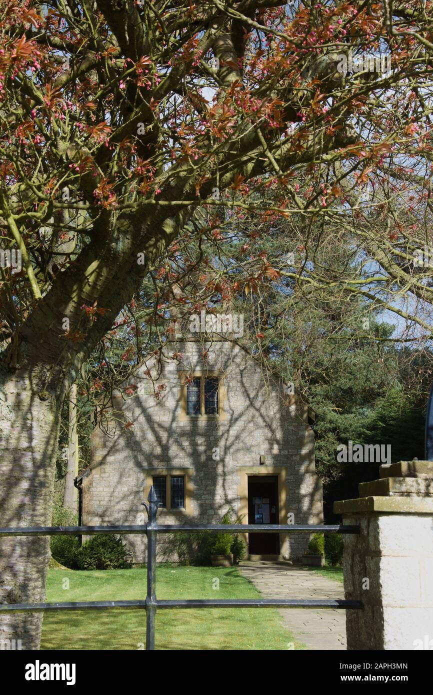 Pathway fence house hi-res stock photography and images - Alamy