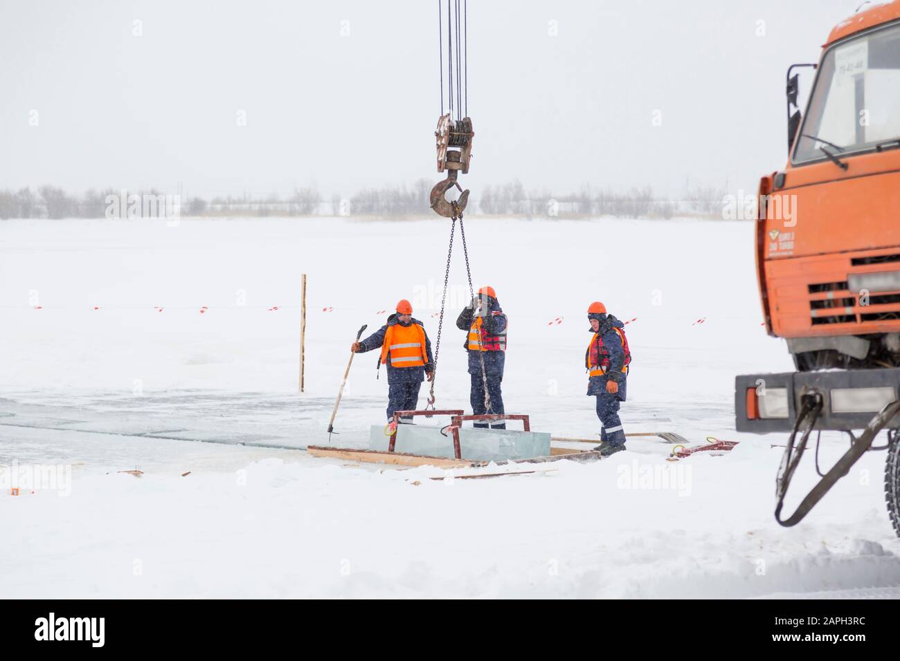 Slingers control the rise of ice blocks Stock Photo - Alamy