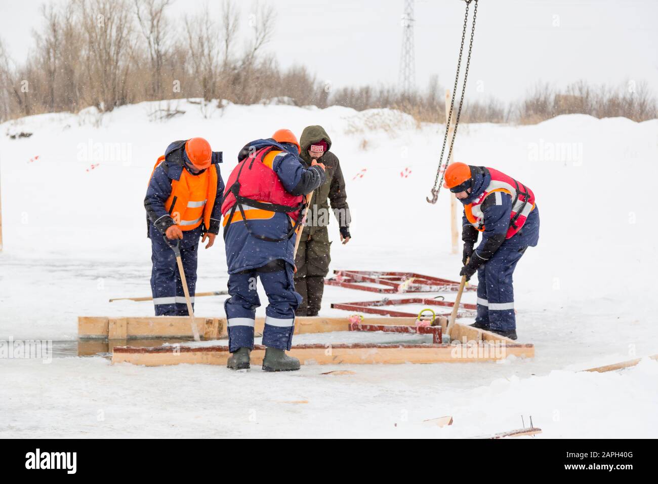 Workers catch ice blocks in the lane Stock Photo - Alamy