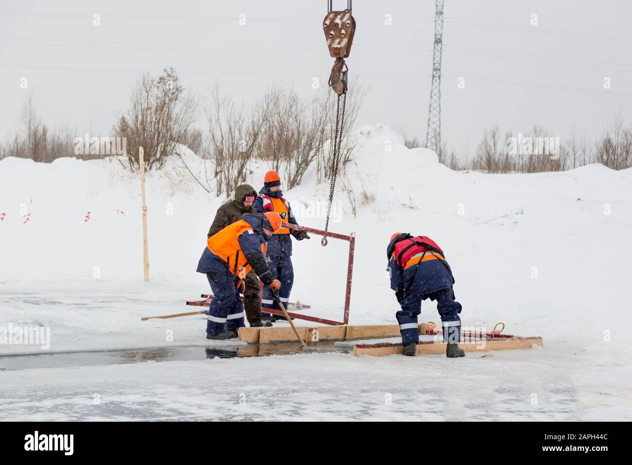 Workers catch ice blocks in the lane Stock Photo - Alamy