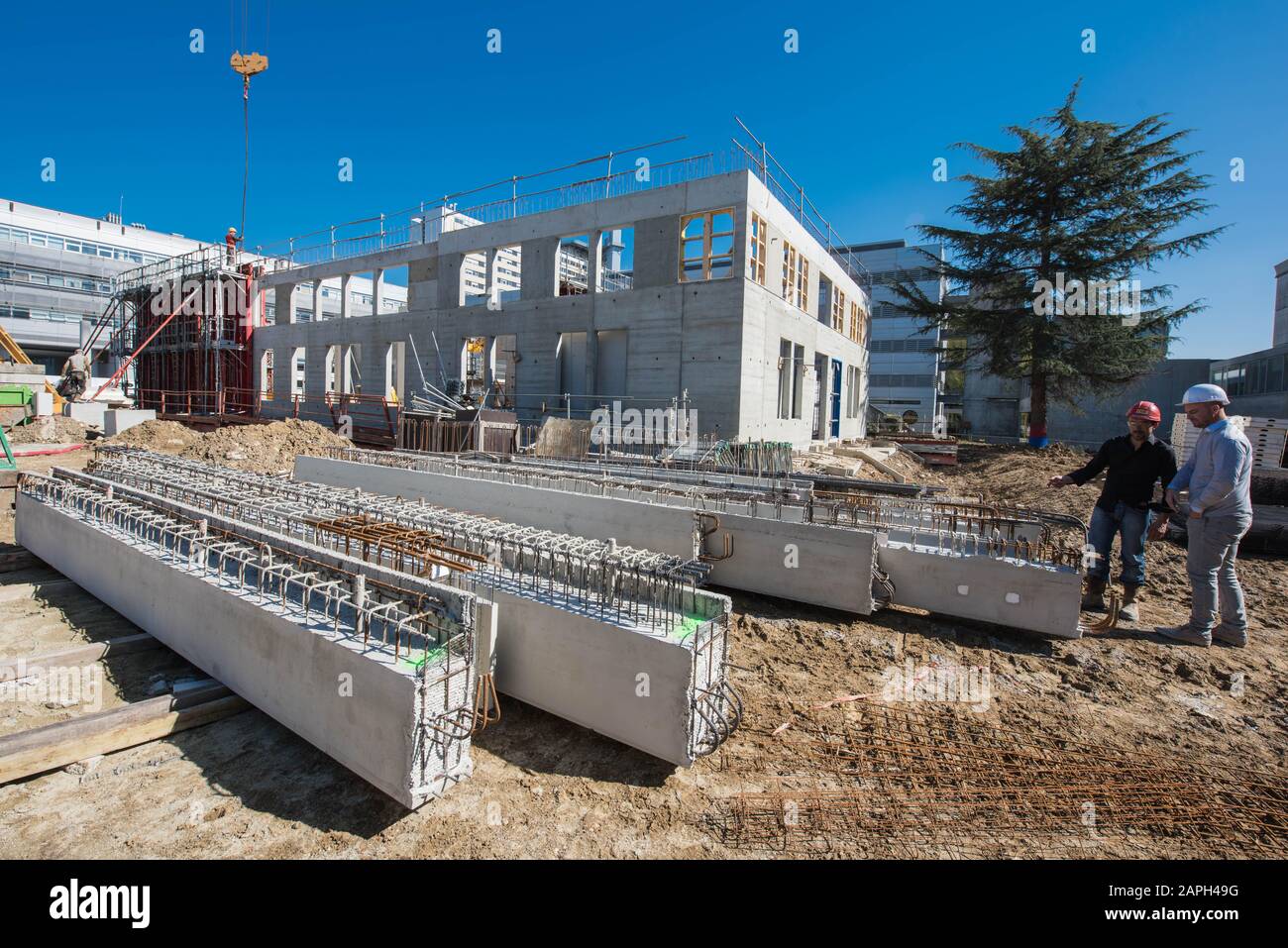 Construction Modern Building with concrete and steel Stock Photo - Alamy