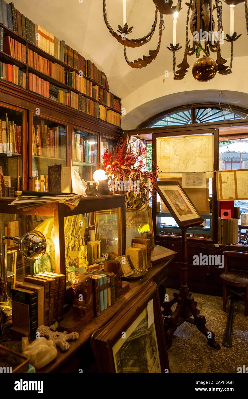 Collecting books book store hi-res stock photography and images - Alamy