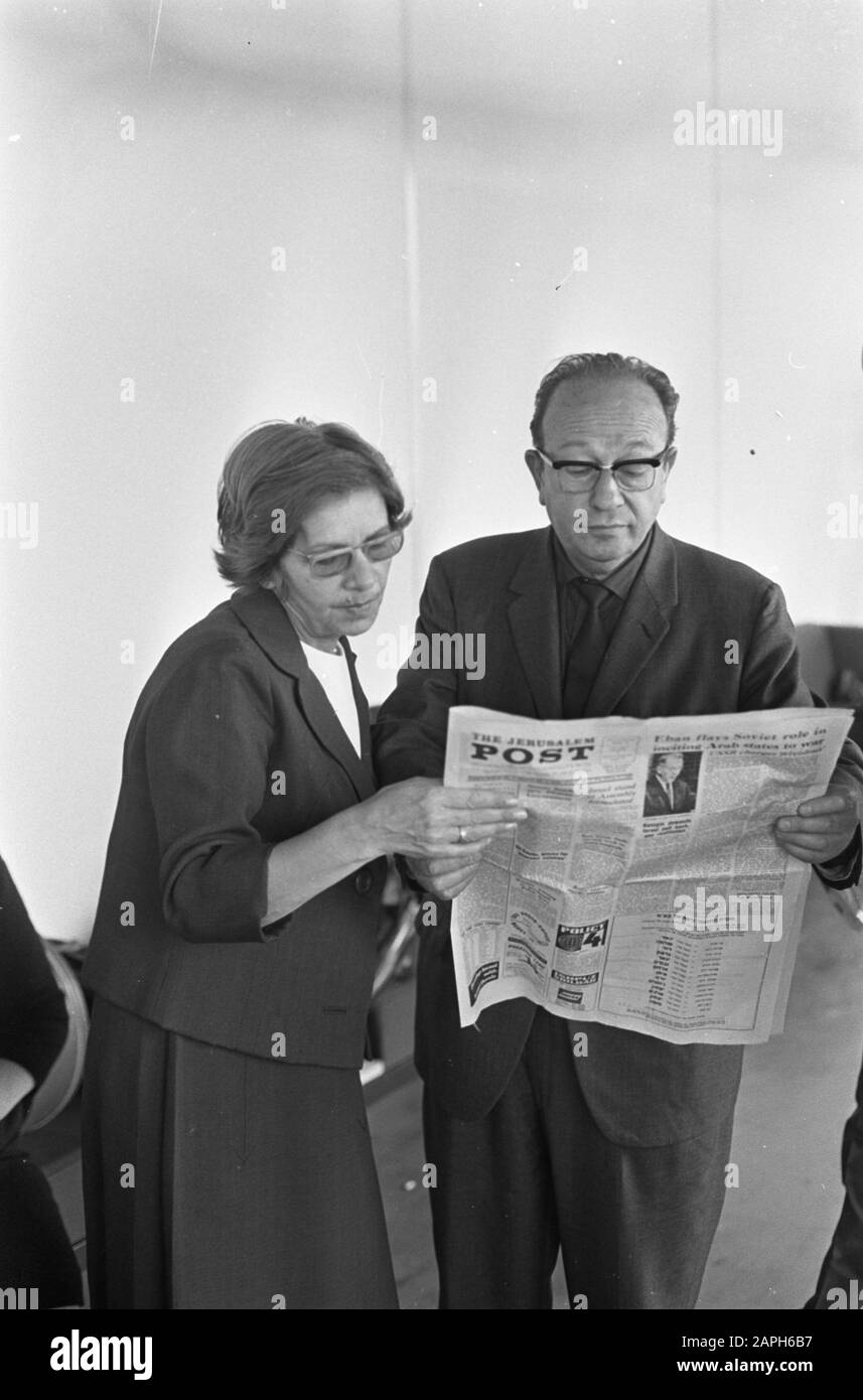 The Israeli ambassador Katriel Katz and his wife leave Schiphol ...