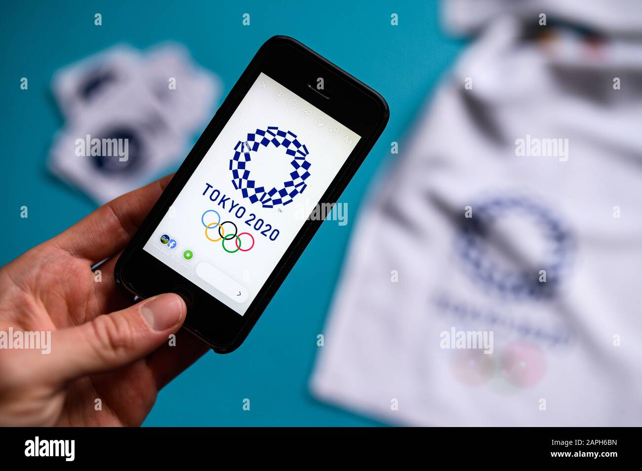 TOKYO, JAPAN, JANUARY. 20. 2020: Smartphone and Tokyo 2020 summer ...