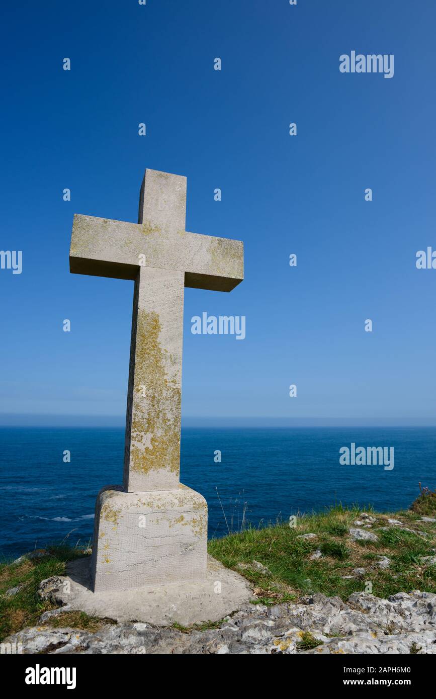 Christian cross on ocean shore Stock Photo - Alamy