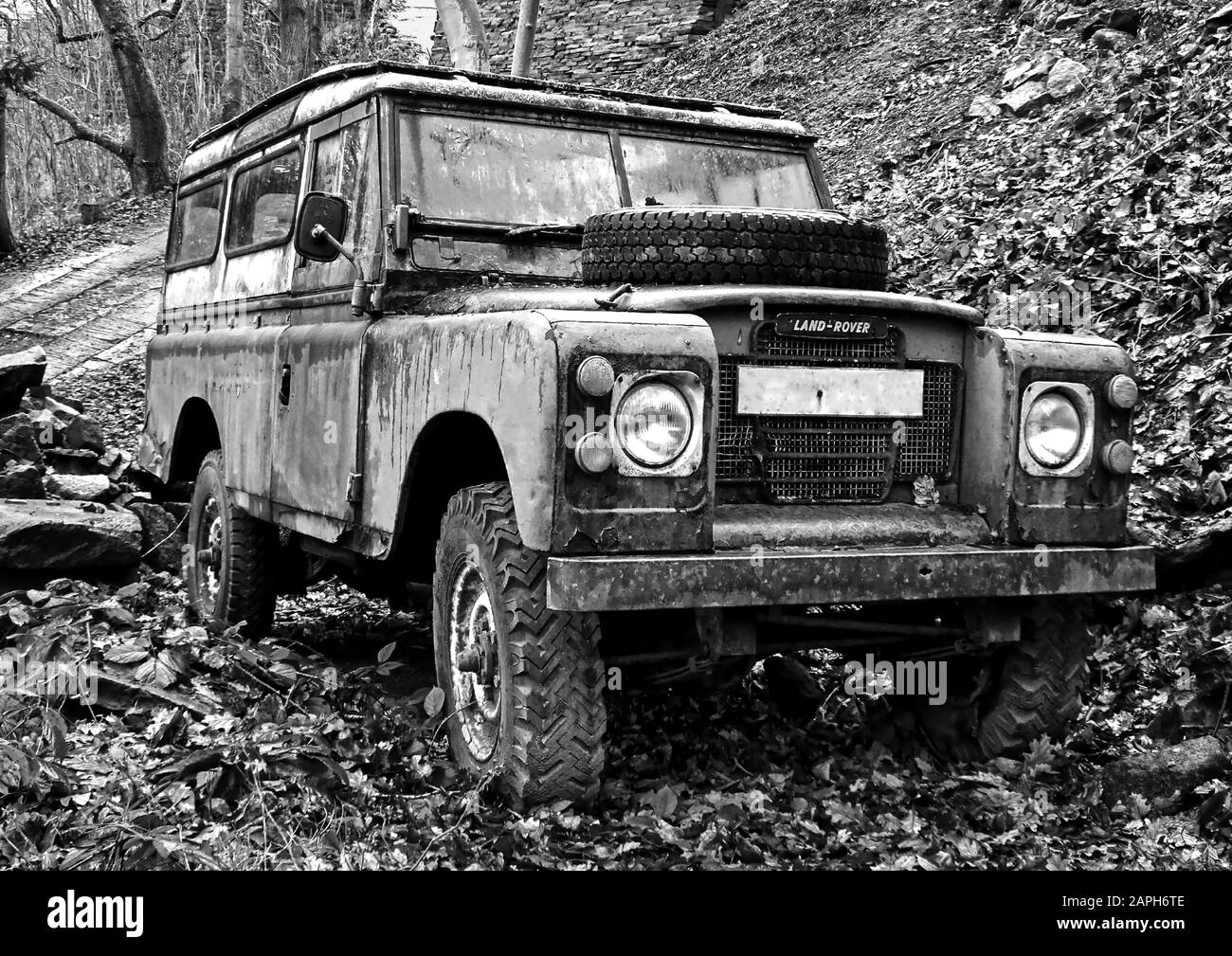 Abandoned land rover hi-res stock photography and images - Alamy