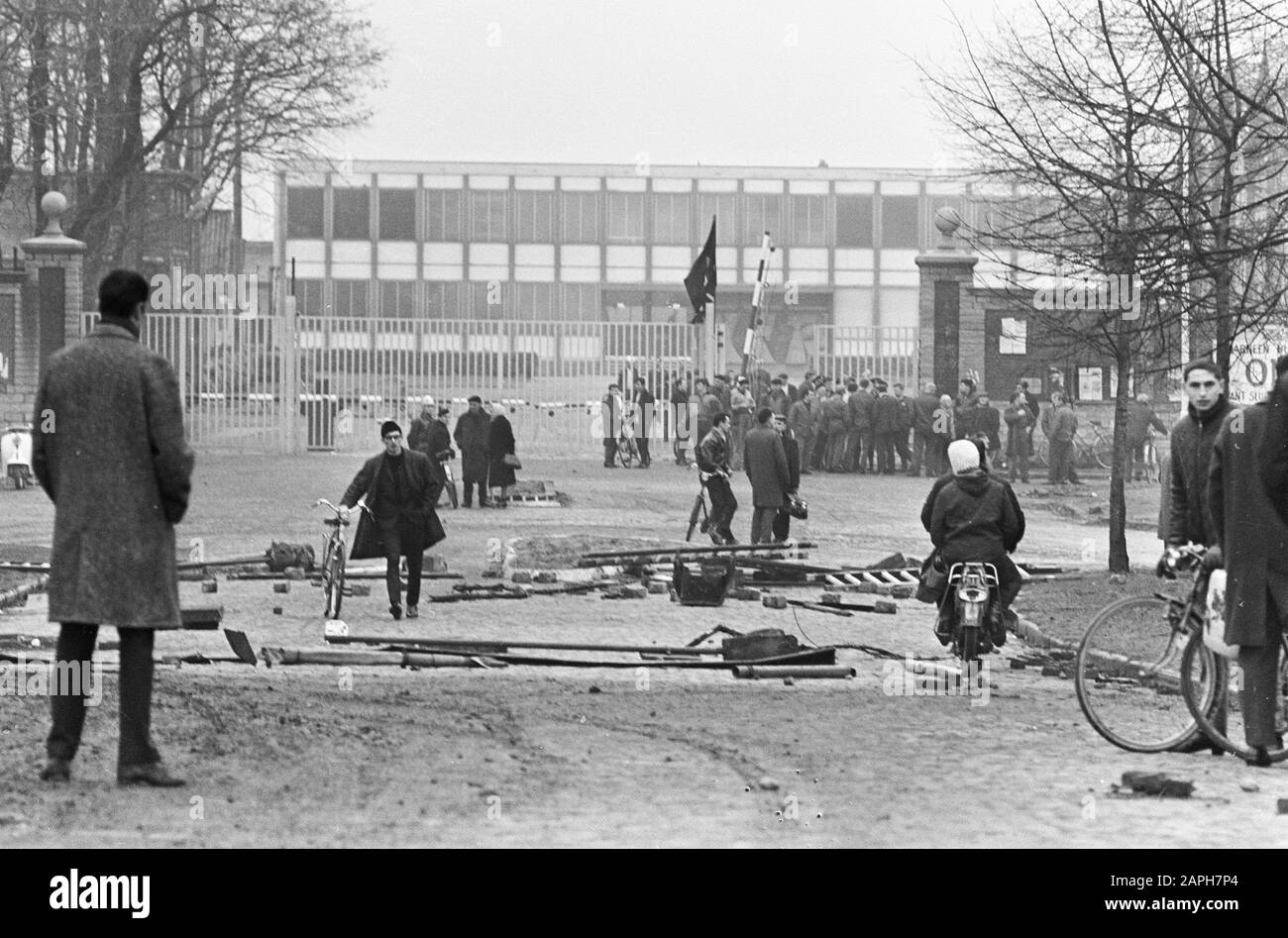 The Belgian unrest, entrance my Zwartberg, the streets are broken up ...