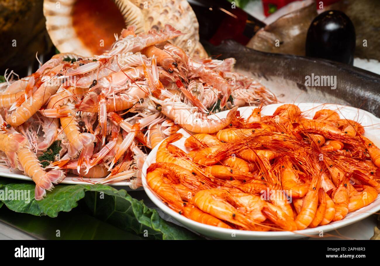 shrimp and shrimp tray in showcase Stock Photo - Alamy