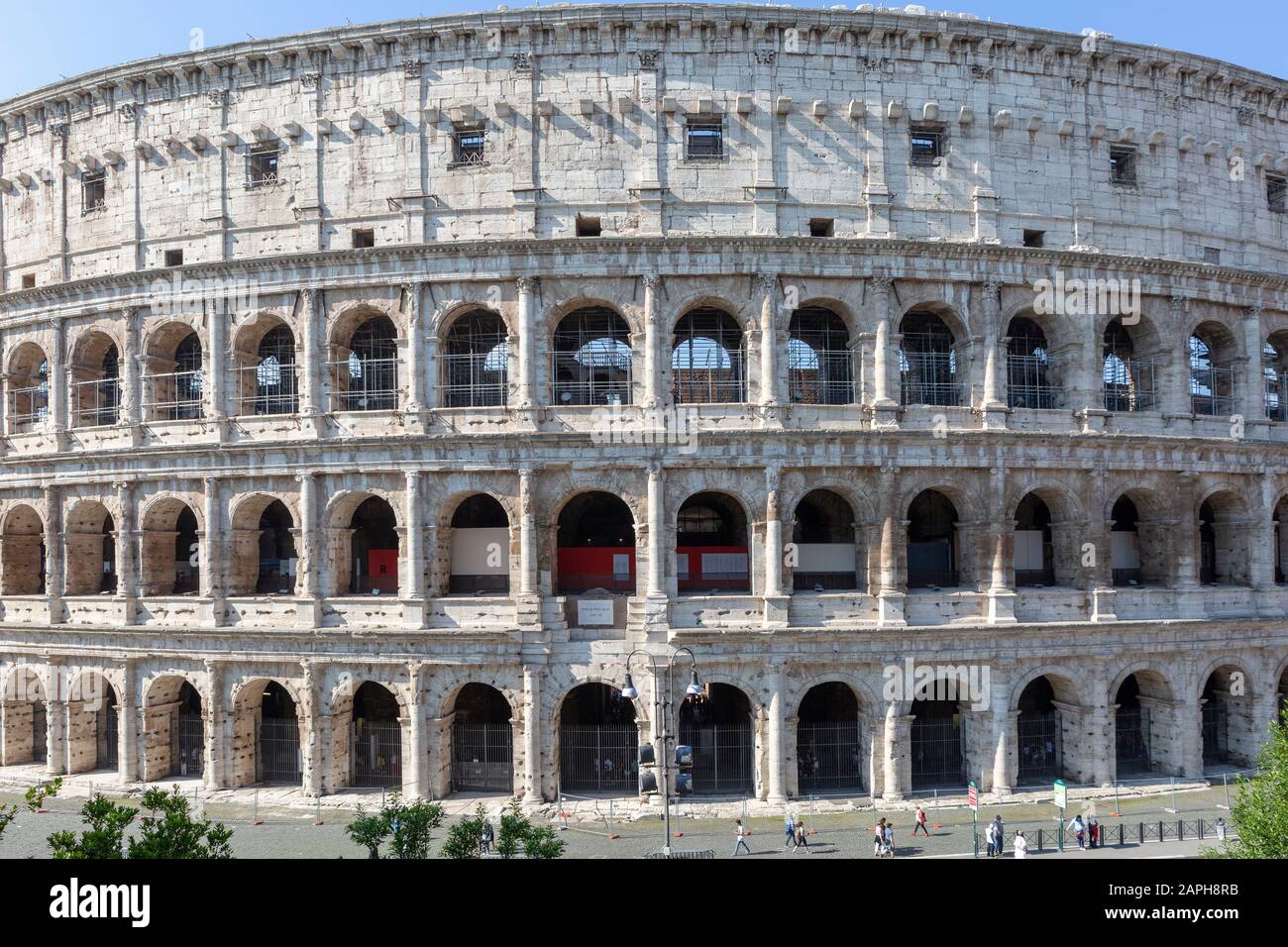 Straight on view hi-res stock photography and images - Alamy