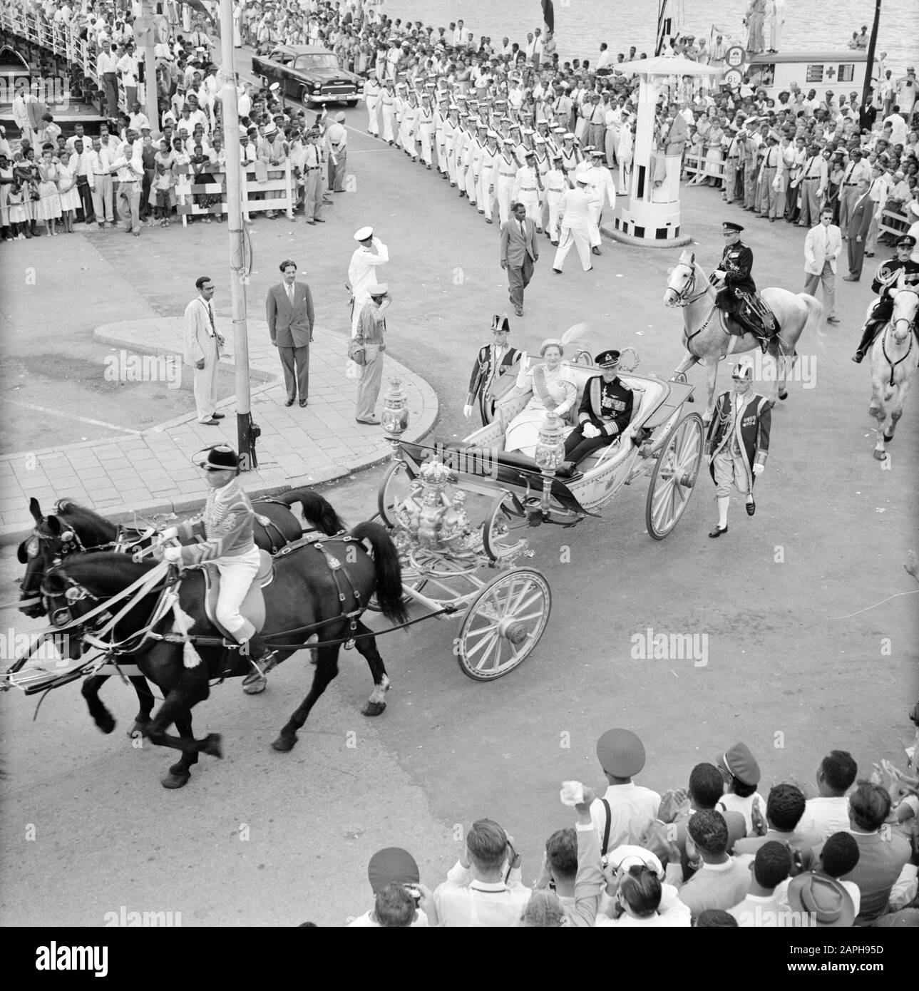 Royal couple in caleche hi-res stock photography and images - Alamy