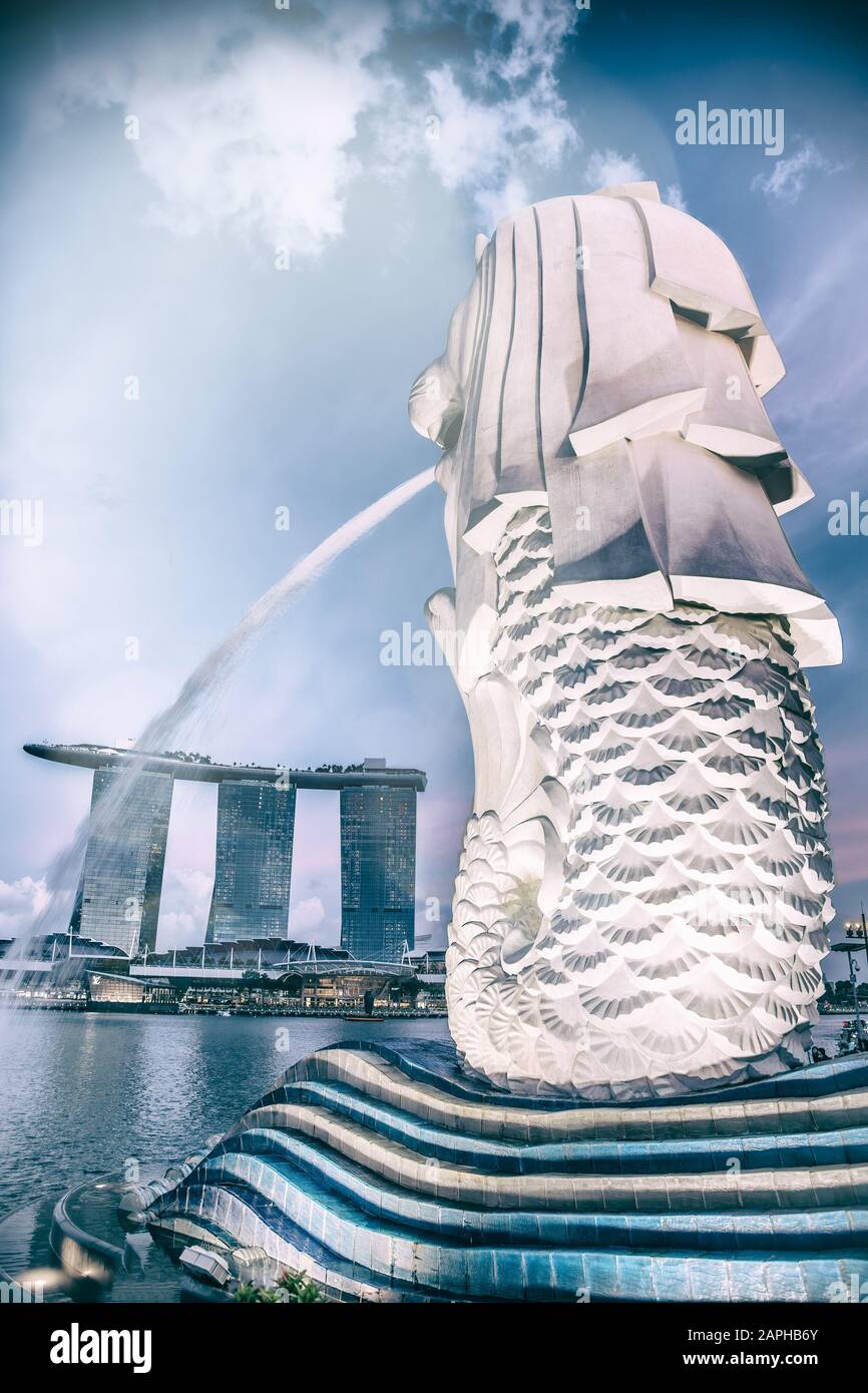 Merlion fountain sunset in singapore hi-res stock photography and ...