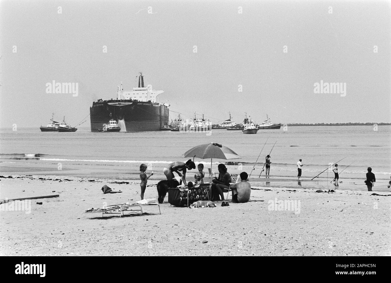 Ship oil spill beach Black and White Stock Photos & Images - Alamy