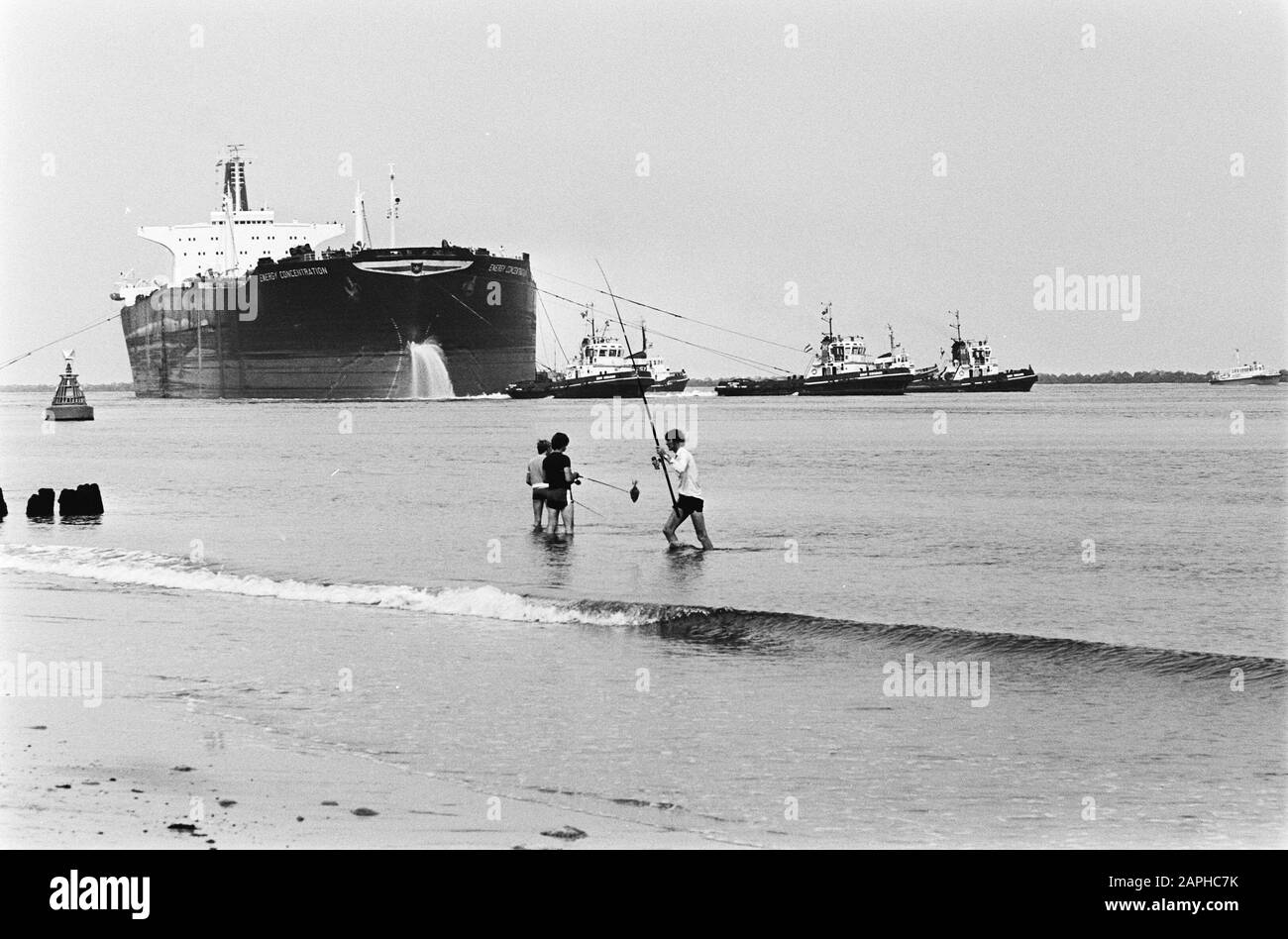 Supertankers in port Black and White Stock Photos & Images - Alamy