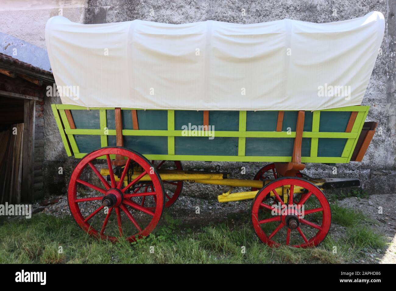 Original wooden carriage hi-res stock photography and images - Alamy