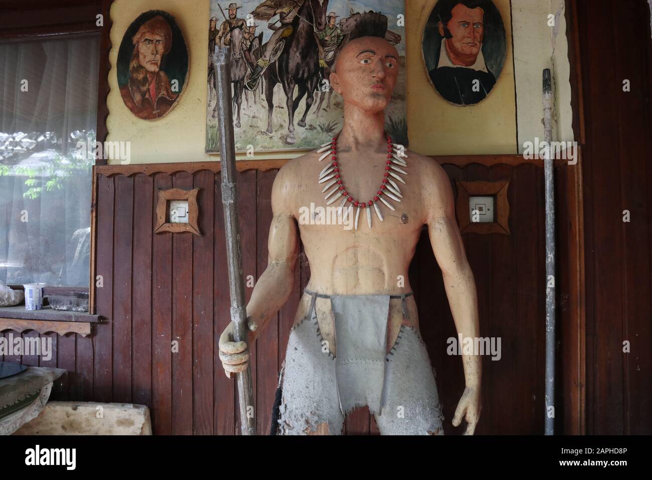 Beautful wild west life-size sculpture photo Stock Photo - Alamy