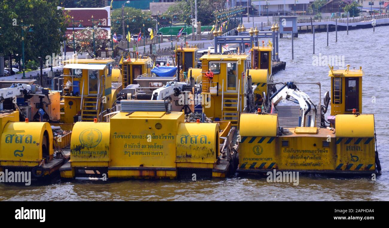 Work on barges hi-res stock photography and images - Alamy