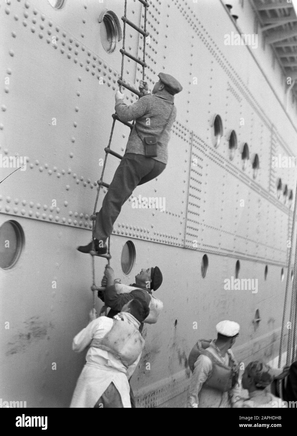 Rope ladders Black and White Stock Photos & Images - Alamy