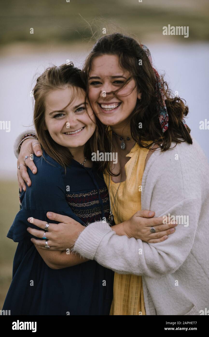 Girls Hugging Tumblr