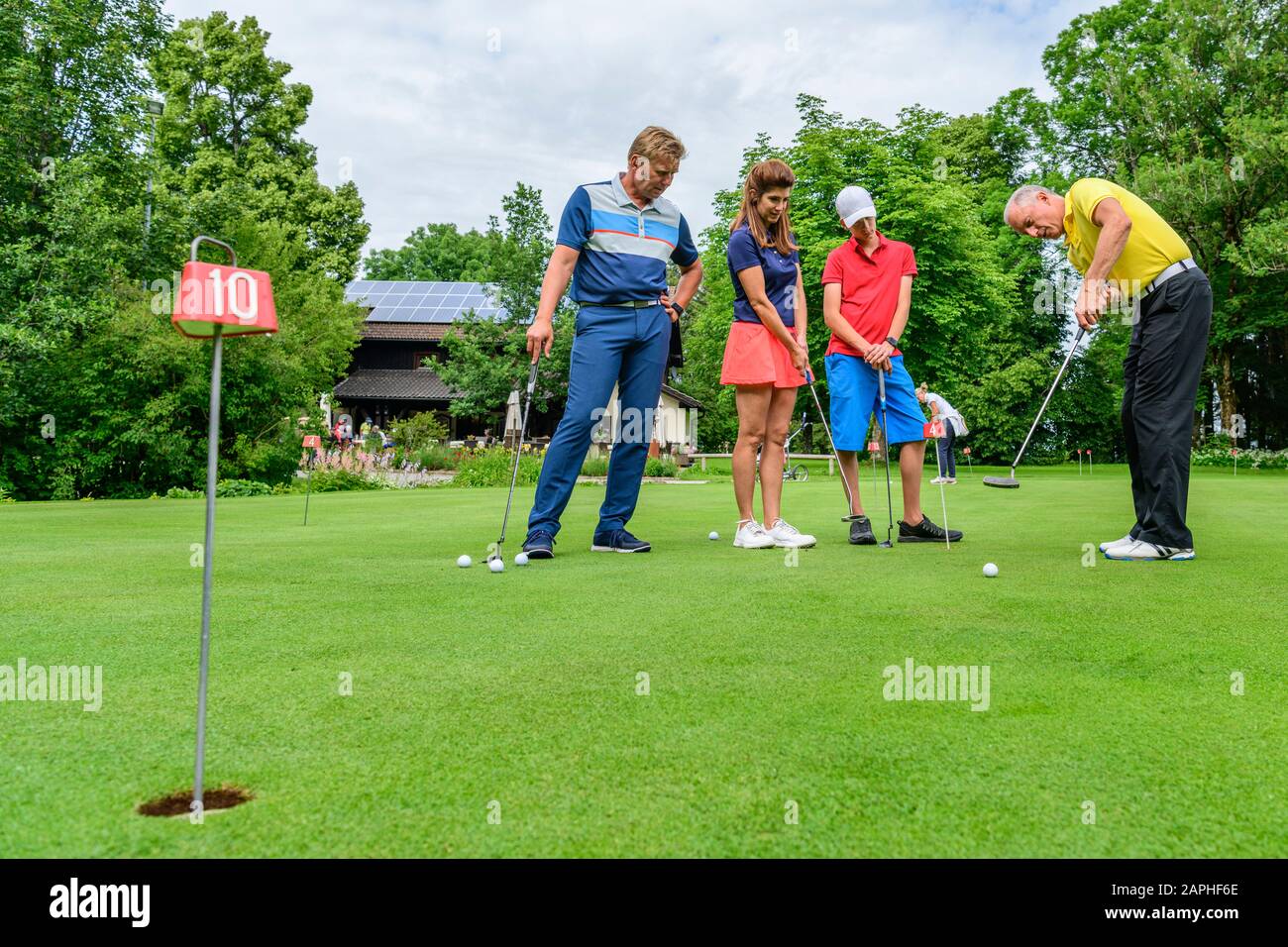 Putting technique hi-res stock photography and images - Alamy