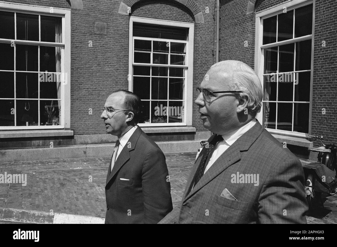The cabinet formation. Minister Veltkamp when entering Date: July 12 ...