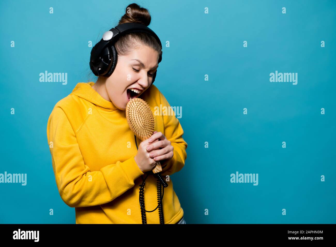Person singing with a hairbrush hi-res stock photography and images - Alamy