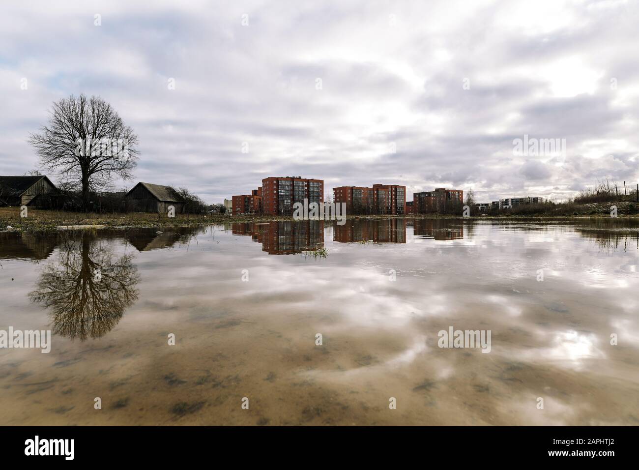 House reflection in a pond hi-res stock photography and images - Alamy