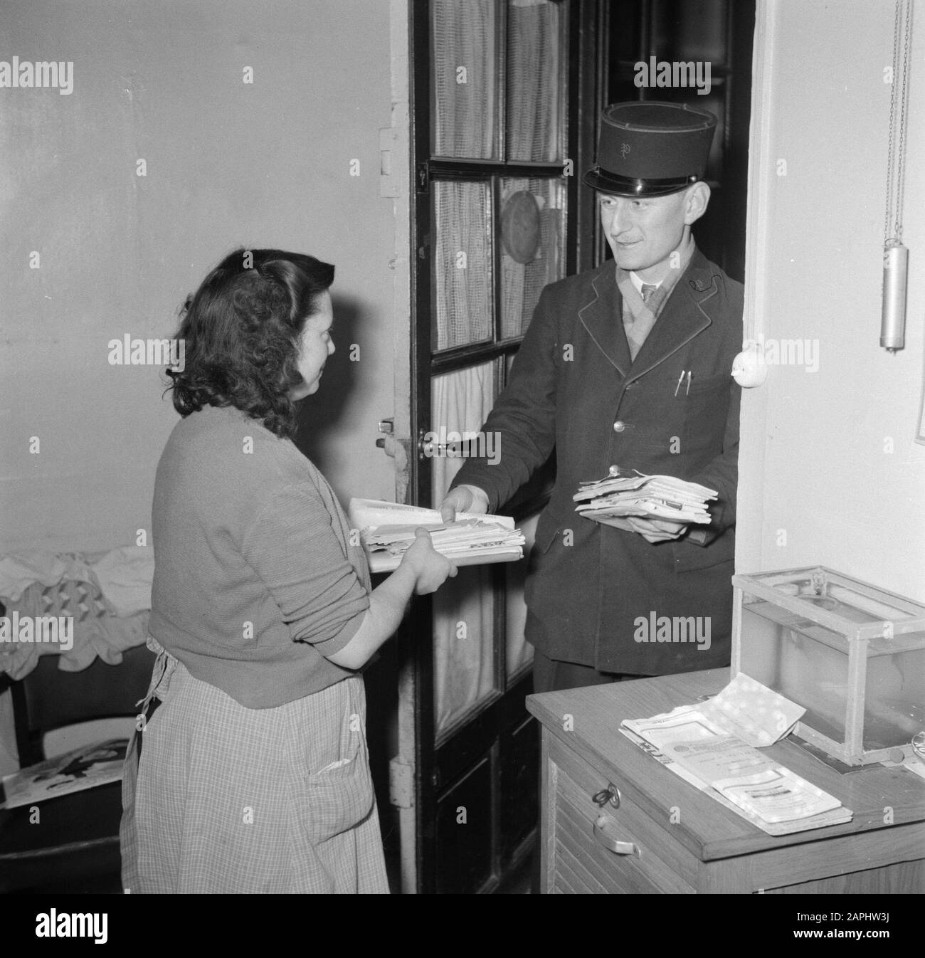 The daily work of a concierge in a Paris' apartment building ...