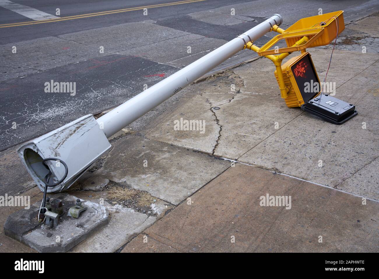 Broken Traffic Light High Resolution Stock Photography and Images - Alamy