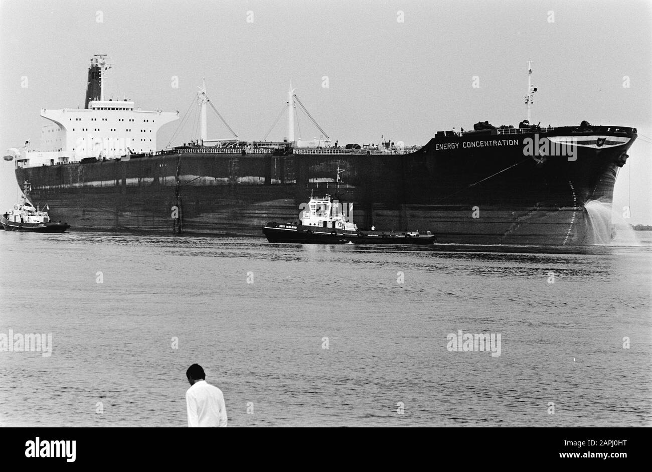 Tragged bruised supertanker Description: The supertanker Energy ...