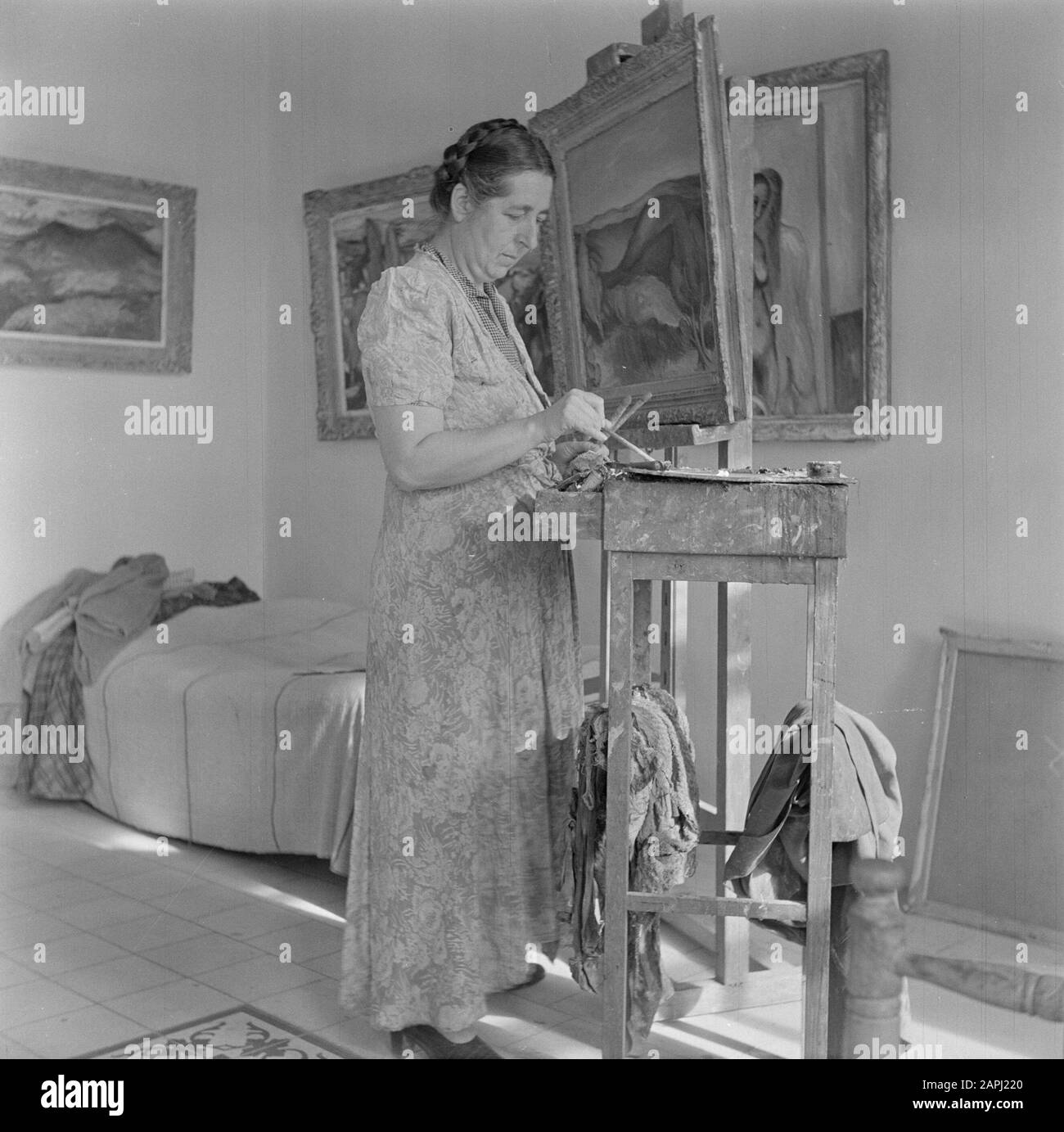 Paintings of women hi-res stock photography and images - Alamy