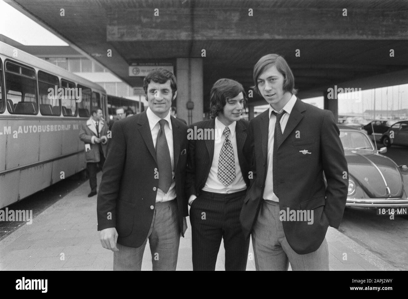 The team of Arsenal (London) arrives at Schiphol Airport for a match ...