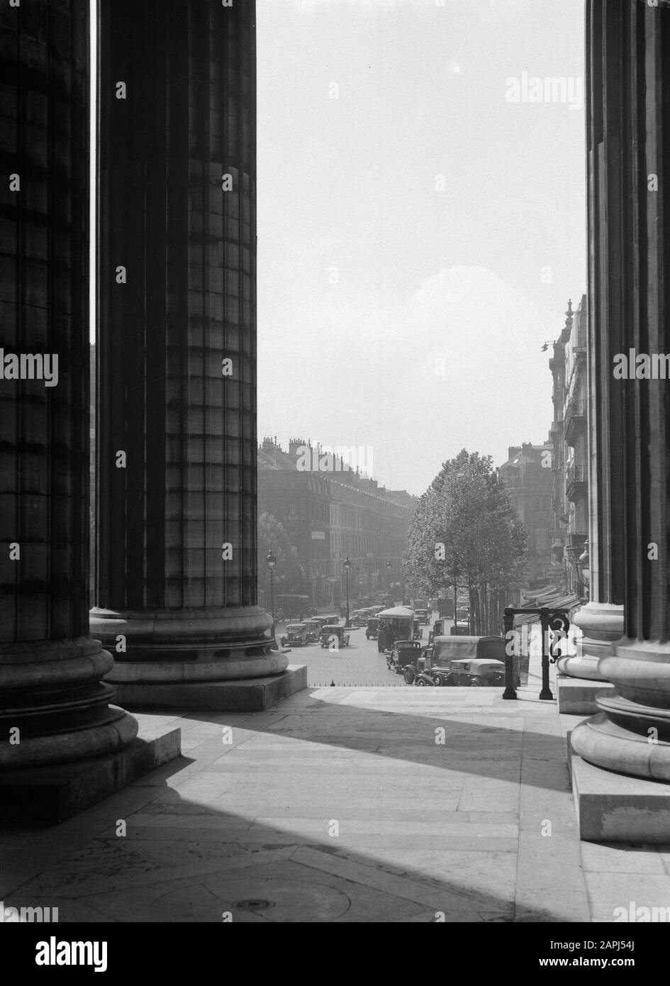 Reportage Paris Description: The columns of the signs of the church La ...